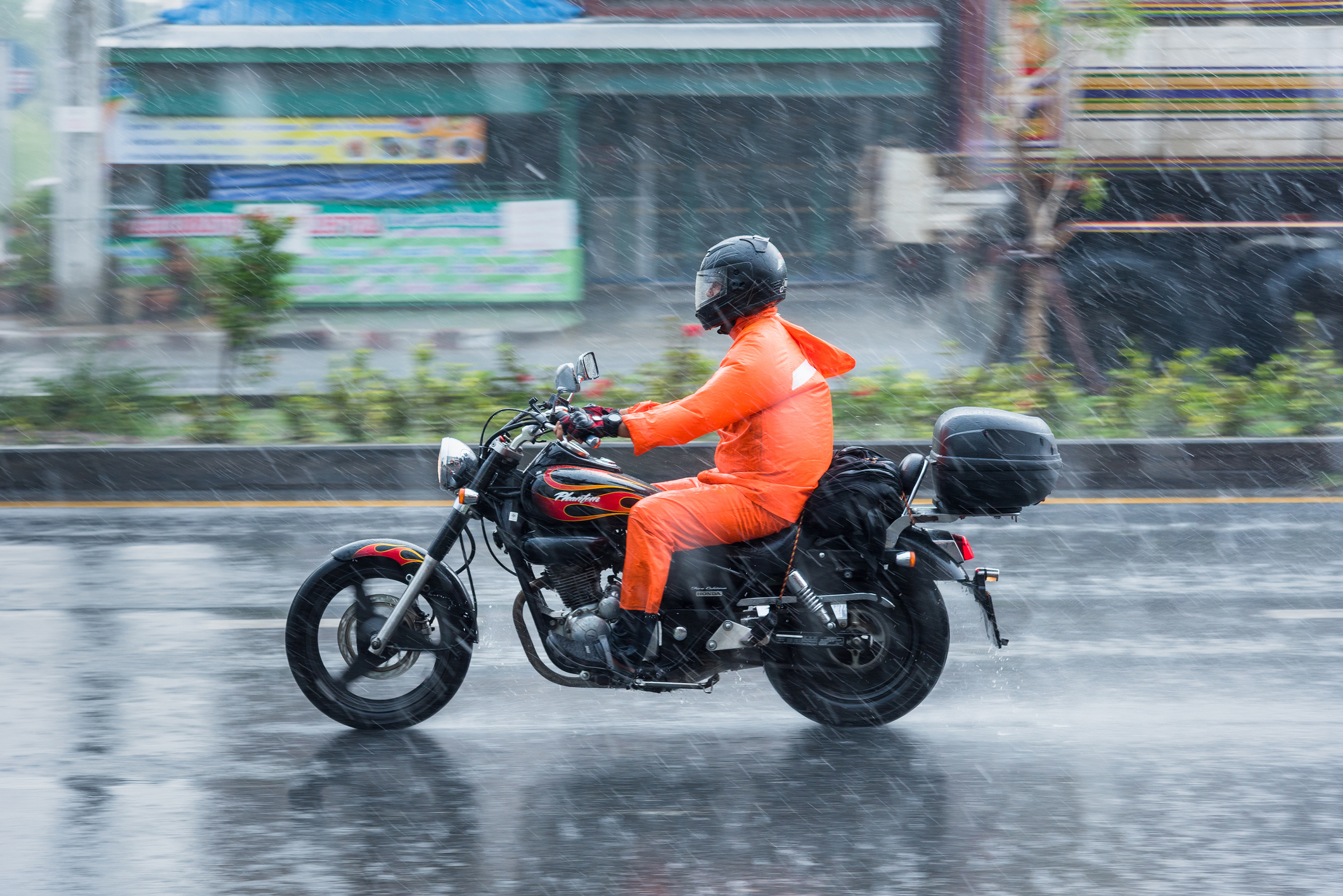 Motorrijden in de regen. Waarop moet je letten? | MotorRAI.nl