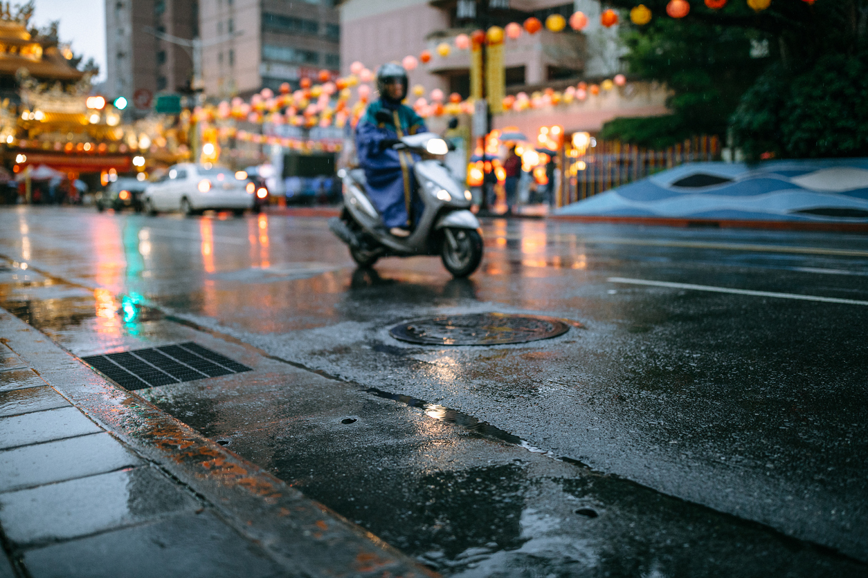 Motorrijden in de regen. Waarop moet je letten? | MotorRAI.nl