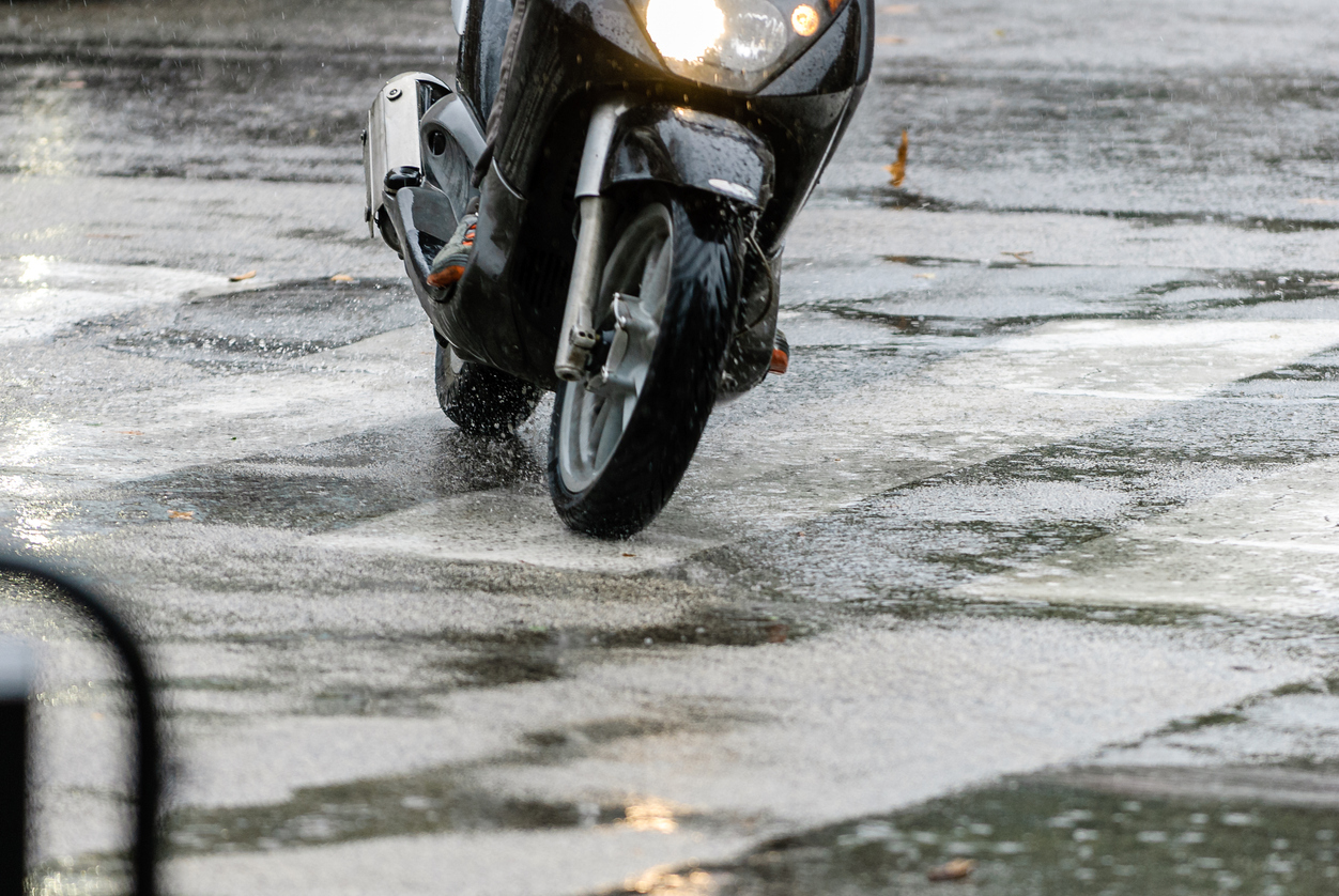 Motorrijden in de regen. Waarop moet je letten? | MotorRAI.nl